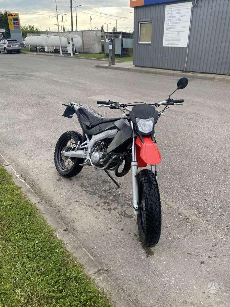 Black Aprilia SX 2009 in Kaunas, with an engine capacity of 50.00 L and mileage of 23 thousand km for 1500 €, photo 1 on AUTOMOTO.COM.LV