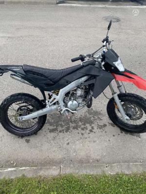 Black Aprilia SX 2009 in Kaunas, with an engine capacity of 50.00 L and mileage of 23 thousand km for 1500 €, photo 4 on AUTOMOTO.COM.LV