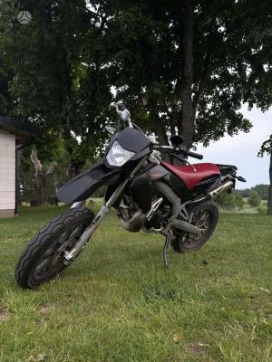 Melns Aprilia SX 2016 Tauragė, ar dzinēja tilpumu 50.00 L un nobraukumu 9 tūkst. km par 1300 €, foto  vietnē AUTOMOTO.COM.LV