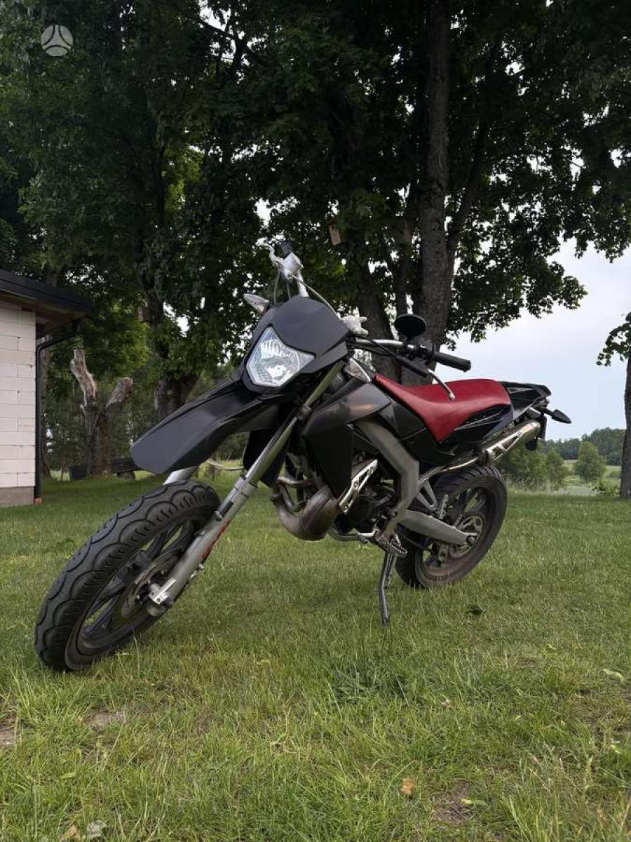 Melns Aprilia SX 2016 Tauragė, ar dzinēja tilpumu 50.00 L un nobraukumu 9 tūkst. km par 1300 €, foto 1 vietnē AUTOMOTO.COM.LV
