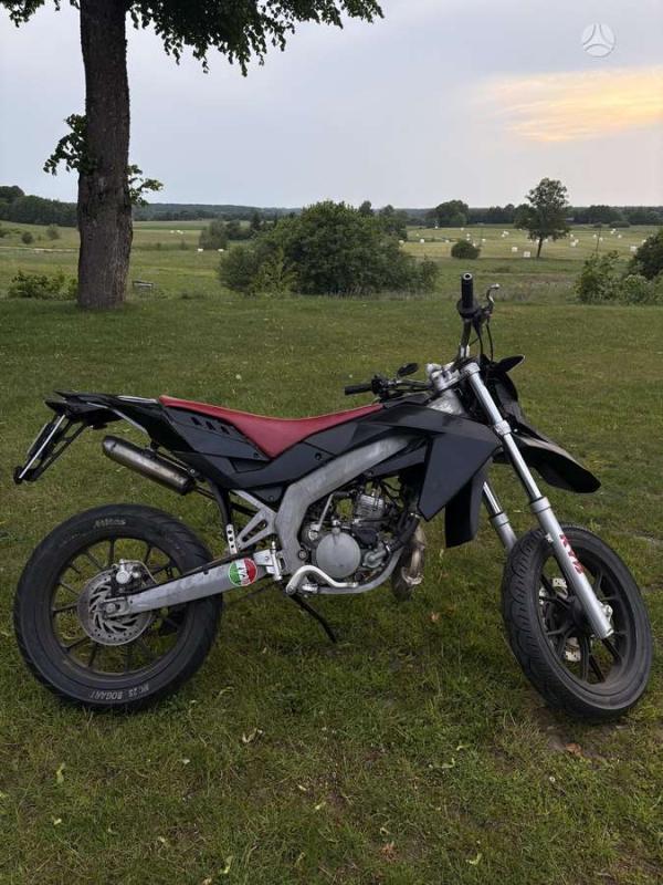 Melns Aprilia SX 2016 Tauragė, ar dzinēja tilpumu 50.00 L un nobraukumu 9 tūkst. km par 1300 €, foto 2 vietnē AUTOMOTO.COM.LV