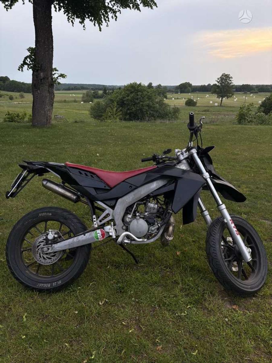 Melns Aprilia SX 2016 Tauragė, ar dzinēja tilpumu 50.00 L un nobraukumu 9 tūkst. km par 1300 €, foto 3 vietnē AUTOMOTO.COM.LV