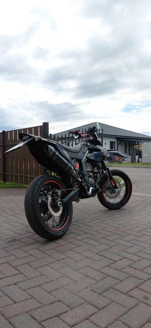 Black Aprilia SX 2018 in Panevezys, with an engine capacity of 0.13 L and mileage of 9 thousand km for 2100 €, photo 4 on AUTOMOTO.COM.LV