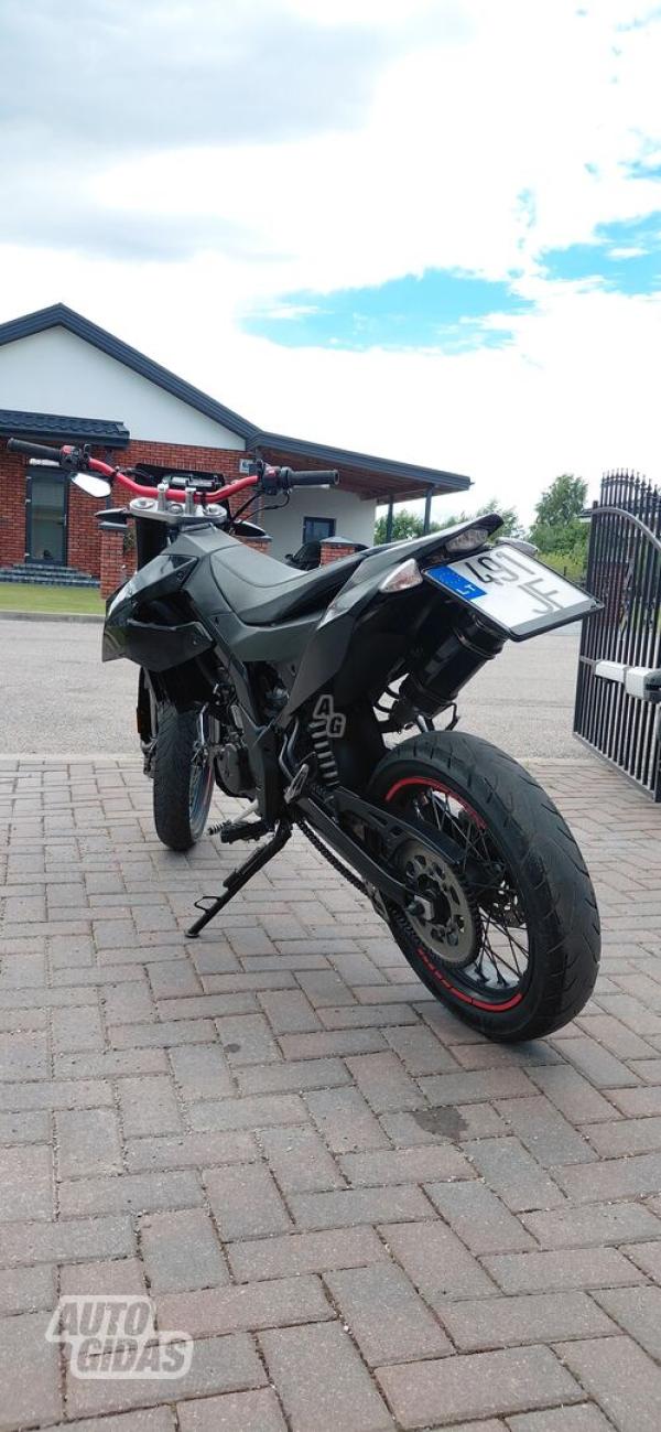Black Aprilia SX 2018 in Panevezys, with an engine capacity of 0.13 L and mileage of 9 thousand km for 2100 €, photo 4 on AUTOMOTO.COM.LV