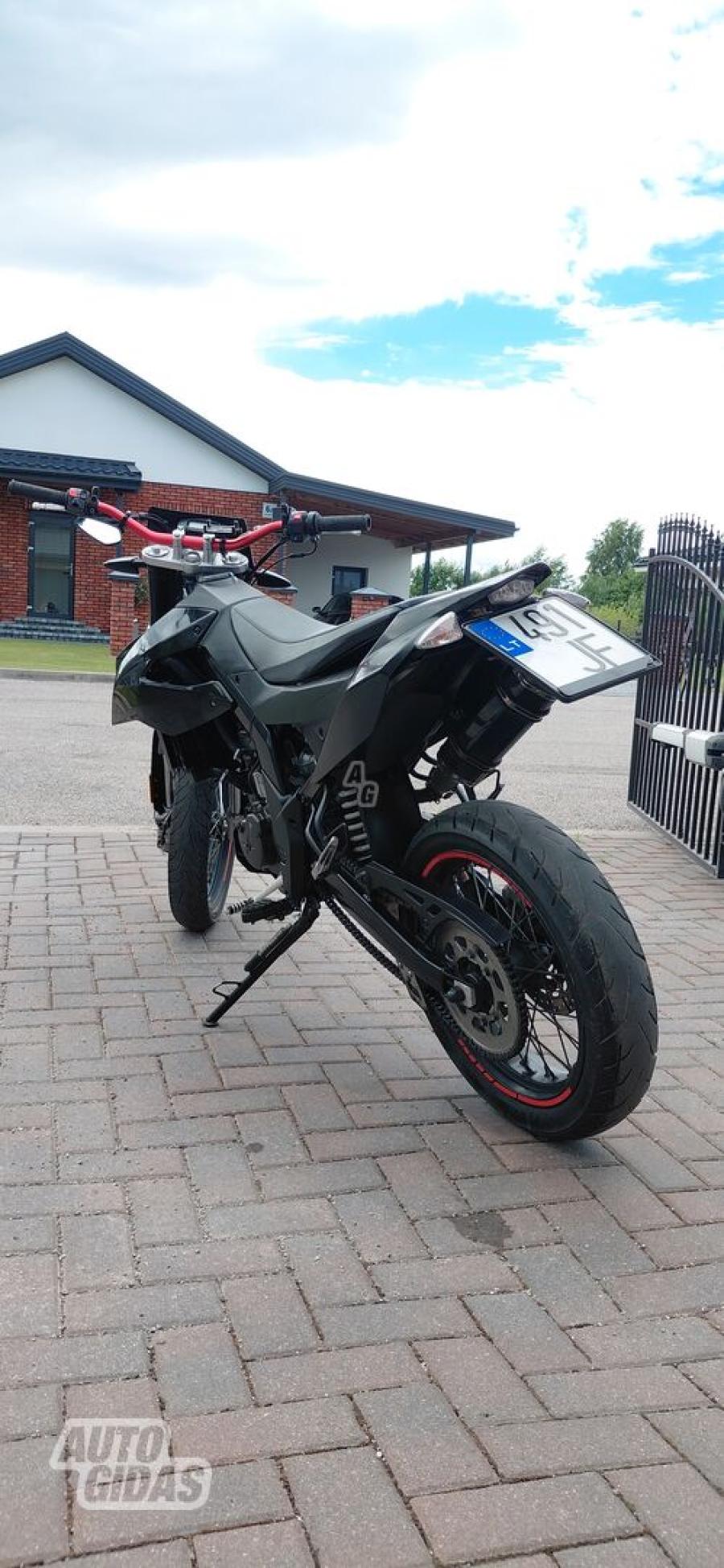Black Aprilia SX 2018 in Panevezys, with an engine capacity of 0.13 L and mileage of 9 thousand km for 2100 €, photo 5 on AUTOMOTO.COM.LV