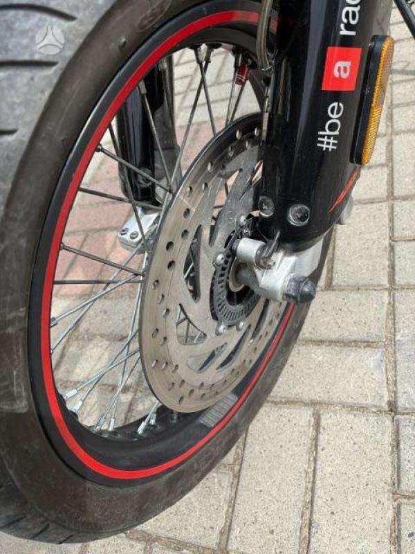 Black Aprilia SX 2020 in Siauliai, with an engine capacity of 0.13 L and mileage of 21 thousand km for 2200 €, photo 6 on AUTOMOTO.COM.LV