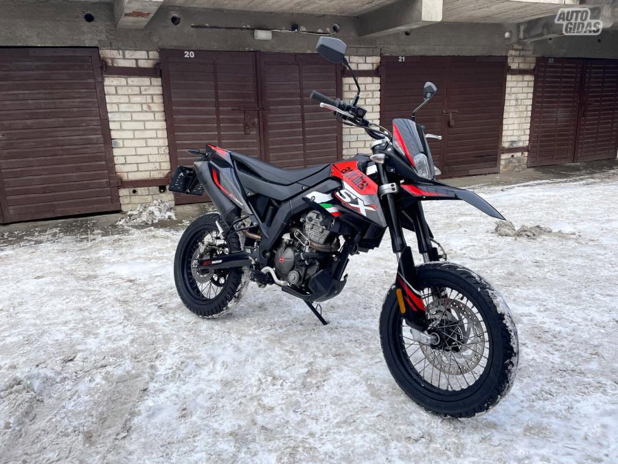 Melns Aprilia SX 2021 Kauņa, ar dzinēja tilpumu 0.13 L un nobraukumu 21 tūkst. km par 2030 €, foto 1 vietnē AUTOMOTO.COM.LV