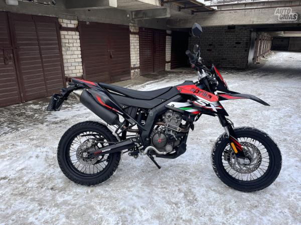 Melns Aprilia SX 2021 Kauņa, ar dzinēja tilpumu 0.13 L un nobraukumu 21 tūkst. km par 2030 €, foto 2 vietnē AUTOMOTO.COM.LV