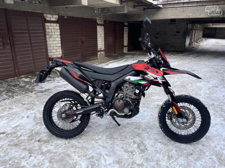 Melns Aprilia SX 2021 Kauņa, ar dzinēja tilpumu 0.13 L un nobraukumu 21 tūkst. km par 2030 €, foto 2 vietnē AUTOMOTO.COM.LV