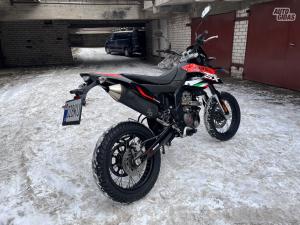 Melns Aprilia SX 2021 Kauņa, ar dzinēja tilpumu 0.13 L un nobraukumu 21 tūkst. km par 2030 €, foto 3 vietnē AUTOMOTO.COM.LV
