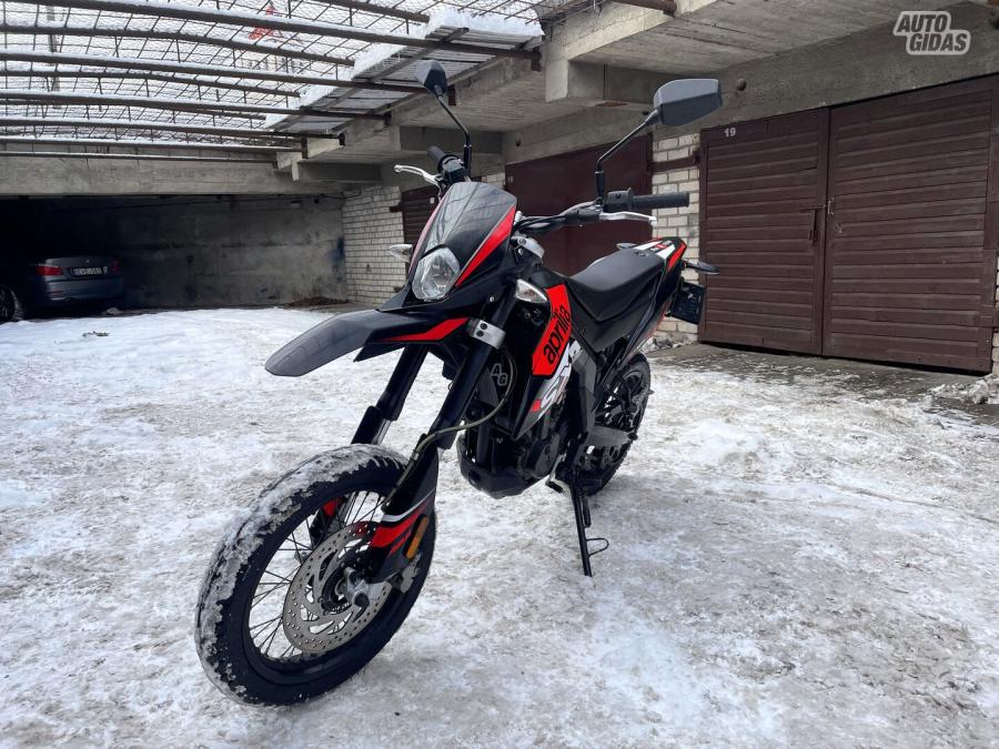 Melns Aprilia SX 2021 Kauņa, ar dzinēja tilpumu 0.13 L un nobraukumu 21 tūkst. km par 2030 €, foto 6 vietnē AUTOMOTO.COM.LV