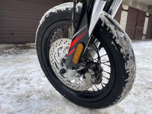 Melns Aprilia SX 2021 Kauņa, ar dzinēja tilpumu 0.13 L un nobraukumu 21 tūkst. km par 2030 €, foto 12 vietnē AUTOMOTO.COM.LV