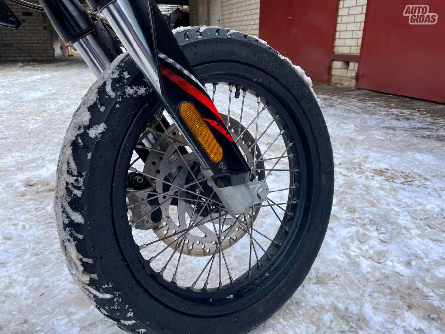 Melns Aprilia SX 2021 Kauņa, ar dzinēja tilpumu 0.13 L un nobraukumu 21 tūkst. km par 2030 €, foto 13 vietnē AUTOMOTO.COM.LV