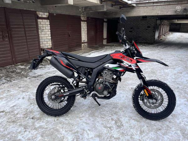 Melns Aprilia SX 2021 Kauņa, ar dzinēja tilpumu 0.13 L un nobraukumu 21 tūkst. km par 2030 €, foto 2 vietnē AUTOMOTO.COM.LV
