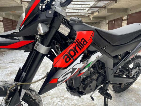 Melns Aprilia SX 2021 Kauņa, ar dzinēja tilpumu 0.13 L un nobraukumu 21 tūkst. km par 2030 €, foto 9 vietnē AUTOMOTO.COM.LV
