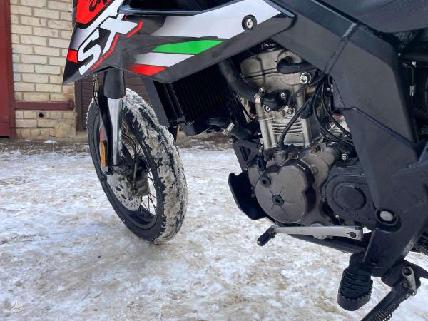 Melns Aprilia SX 2021 Kauņa, ar dzinēja tilpumu 0.13 L un nobraukumu 21 tūkst. km par 2030 €, foto 11 vietnē AUTOMOTO.COM.LV