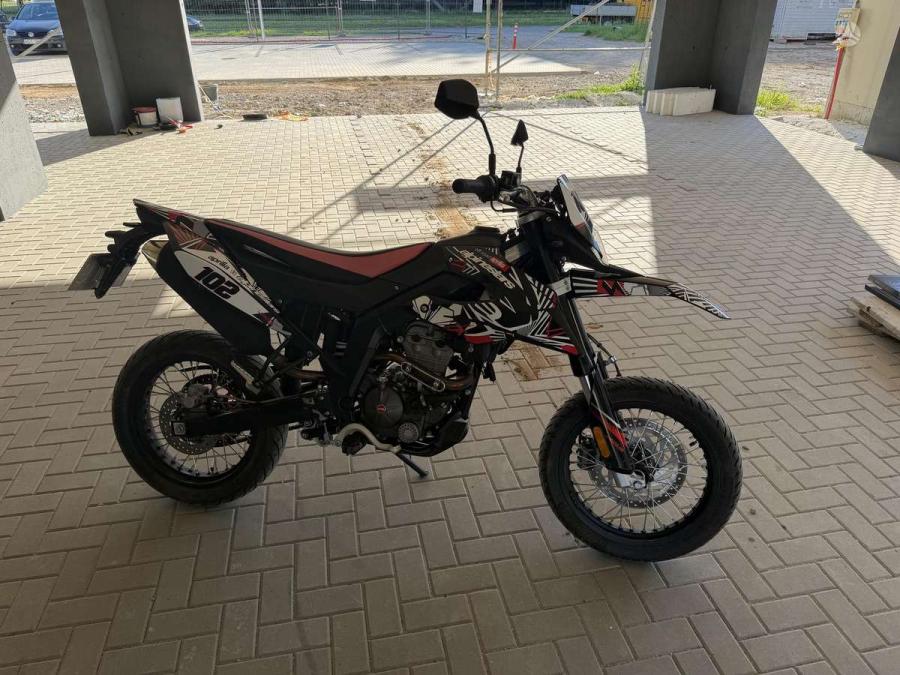 Melns Aprilia SX 2021 Kauņa, ar dzinēja tilpumu 0.13 L un nobraukumu 7 tūkst. km par 2300 €, foto 1 vietnē AUTOMOTO.COM.LV