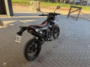 Melns Aprilia SX 2021 Kauņa, ar dzinēja tilpumu 0.13 L un nobraukumu 7 tūkst. km par 2300 €, foto 4 vietnē AUTOMOTO.COM.LV