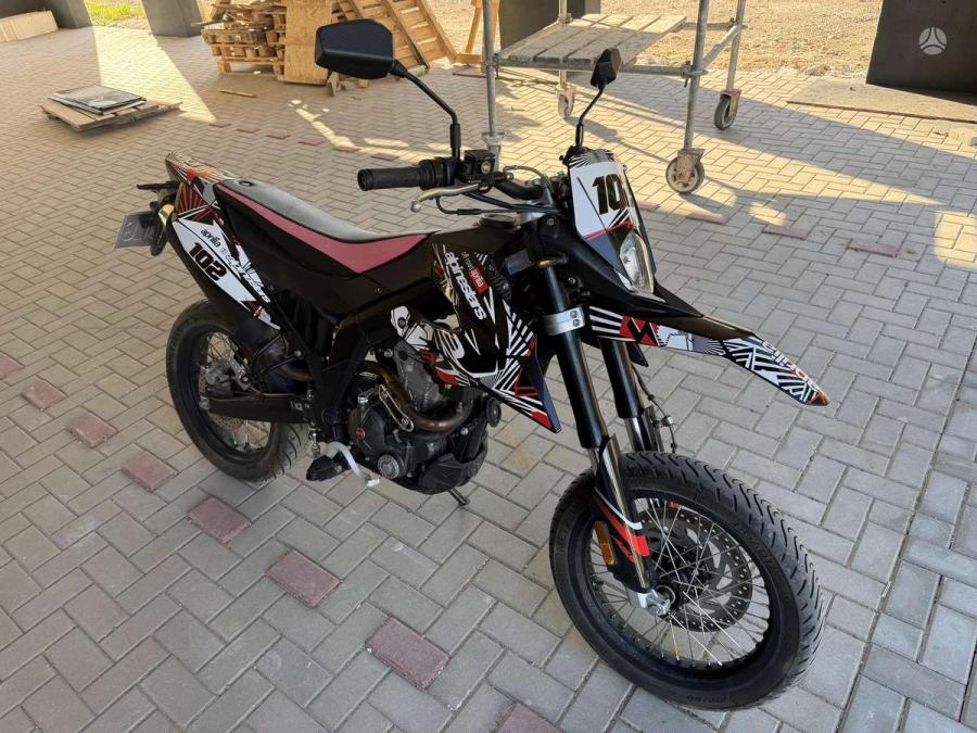Melns Aprilia SX 2021 Kauņa, ar dzinēja tilpumu 0.13 L un nobraukumu 7 tūkst. km par 2300 €, foto 8 vietnē AUTOMOTO.COM.LV
