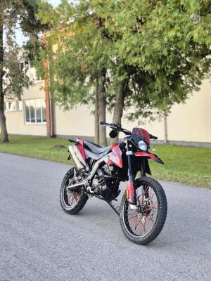 Black Aprilia SX 2021 in Prienai, with an engine capacity of 0.13 L and mileage of 12 thousand km for 1800 €, photo  on AUTOMOTO.COM.LV