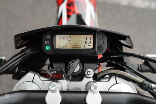 Aprilia SX 2024 Viļņa, ar dzinēja tilpumu 0.13 L un nobraukumu 16 tūkst. km par 2290 €, foto 9 vietnē AUTOMOTO.COM.LV
