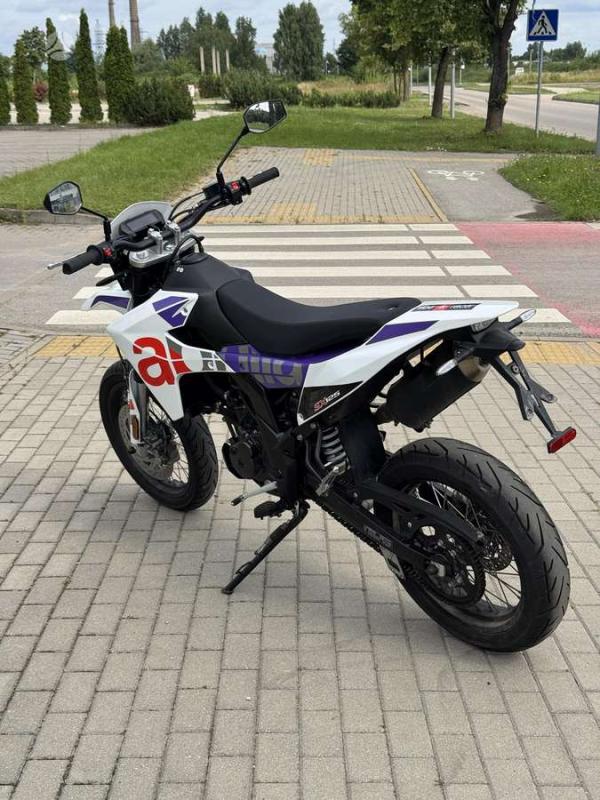 Aprilia SX 2025 Alīta, ar dzinēja tilpumu 0.13 L un nobraukumu 3 tūkst. km par 3450 €, foto 3 vietnē AUTOMOTO.COM.LV