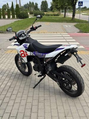 Aprilia SX 2025 Alīta, ar dzinēja tilpumu 0.13 L un nobraukumu 3 tūkst. km par 3450 €, foto 4 vietnē AUTOMOTO.COM.LV