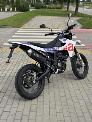 Aprilia SX 2025 Alīta, ar dzinēja tilpumu 0.13 L un nobraukumu 3 tūkst. km par 3450 €, foto 5 vietnē AUTOMOTO.COM.LV