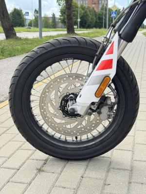 Aprilia SX 2025 Alīta, ar dzinēja tilpumu 0.13 L un nobraukumu 3 tūkst. km par 3450 €, foto 9 vietnē AUTOMOTO.COM.LV