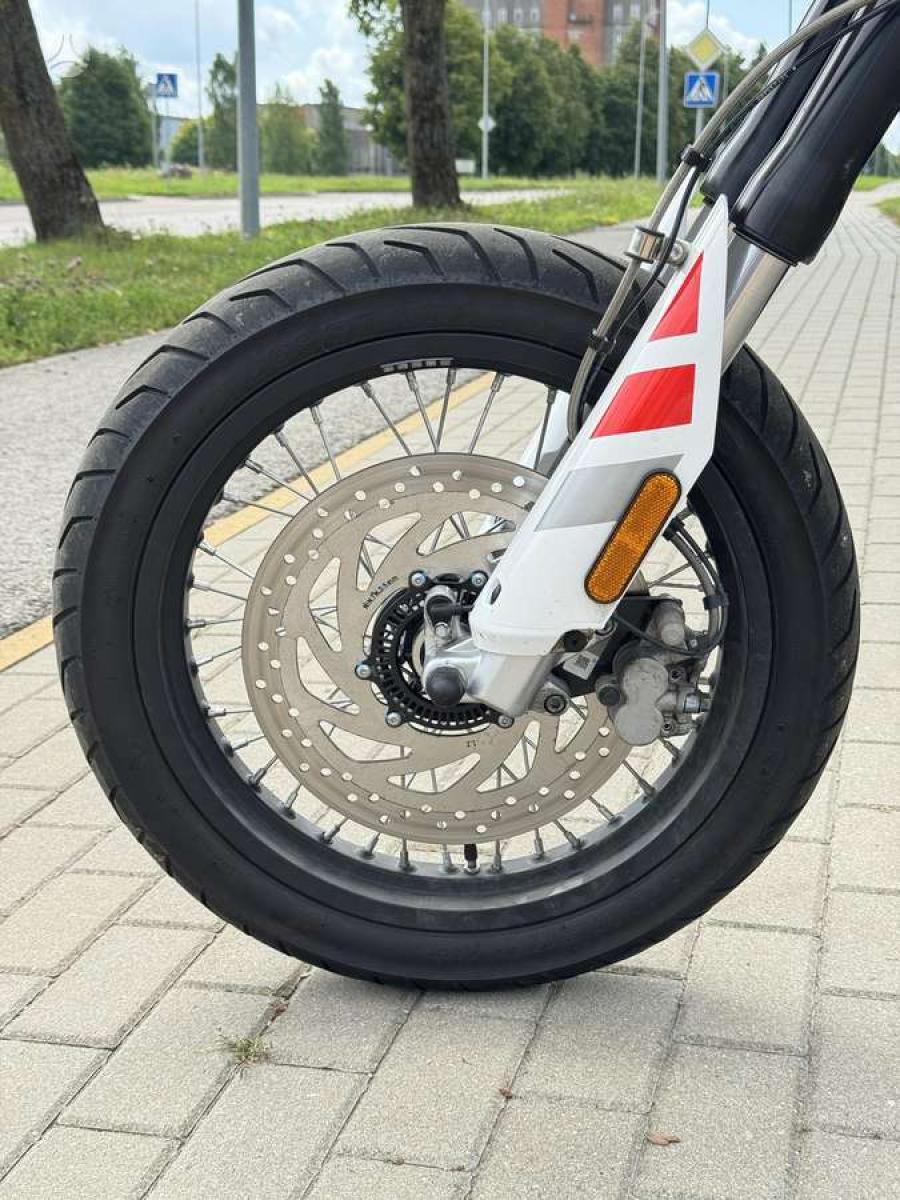 Aprilia SX 2025 Alīta, ar dzinēja tilpumu 0.13 L un nobraukumu 3 tūkst. km par 3450 €, foto 9 vietnē AUTOMOTO.COM.LV