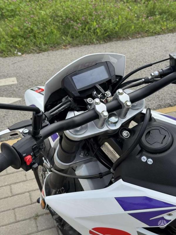 Aprilia SX 2025 Alīta, ar dzinēja tilpumu 0.13 L un nobraukumu 3 tūkst. km par 3450 €, foto 10 vietnē AUTOMOTO.COM.LV