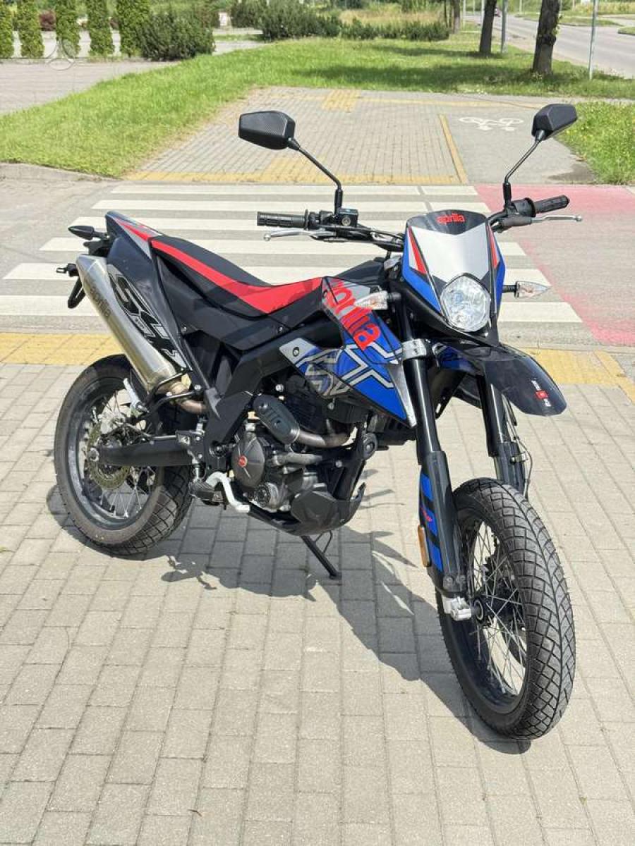 Aprilia SX 2025 Alīta, ar dzinēja tilpumu 0.13 L un nobraukumu 4 tūkst. km par 2999 €, foto 1 vietnē AUTOMOTO.COM.LV