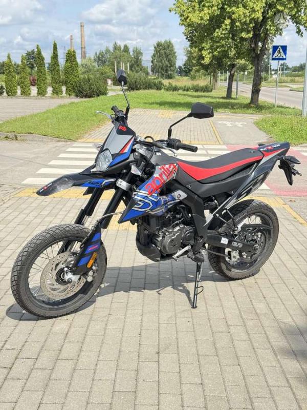 Aprilia SX 2025 Alīta, ar dzinēja tilpumu 0.13 L un nobraukumu 4 tūkst. km par 2999 €, foto 2 vietnē AUTOMOTO.COM.LV