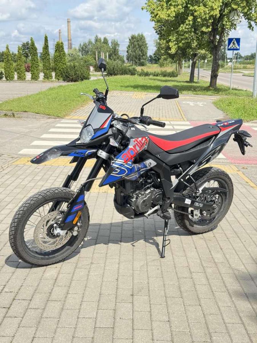 Aprilia SX 2025 Alīta, ar dzinēja tilpumu 0.13 L un nobraukumu 4 tūkst. km par 2999 €, foto 3 vietnē AUTOMOTO.COM.LV