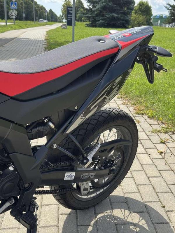 Aprilia SX 2025 Alīta, ar dzinēja tilpumu 0.13 L un nobraukumu 4 tūkst. km par 2999 €, foto 7 vietnē AUTOMOTO.COM.LV
