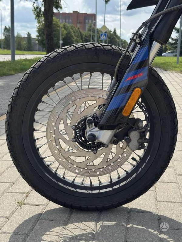 Aprilia SX 2025 Alīta, ar dzinēja tilpumu 0.13 L un nobraukumu 4 tūkst. km par 2999 €, foto 8 vietnē AUTOMOTO.COM.LV