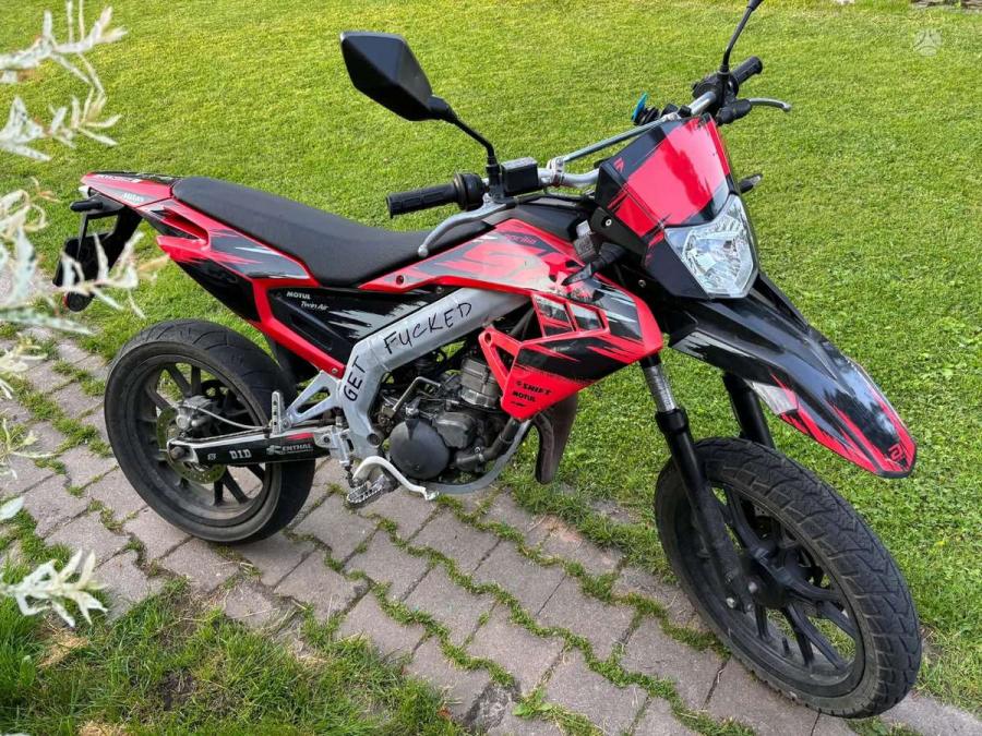 Красный Априлия SX 2019 в Висагинас, объемом двигателя 49.00 л и пробегом 26 тыс. км за 1500 €, фото 1 на AUTOMOTO.COM.LV