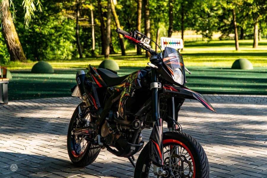 Red Aprilia SX 2021 in Kaunas, with an engine capacity of 0.13 L and mileage of 24 thousand km for 3000 €, photo 3 on AUTOMOTO.COM.LV