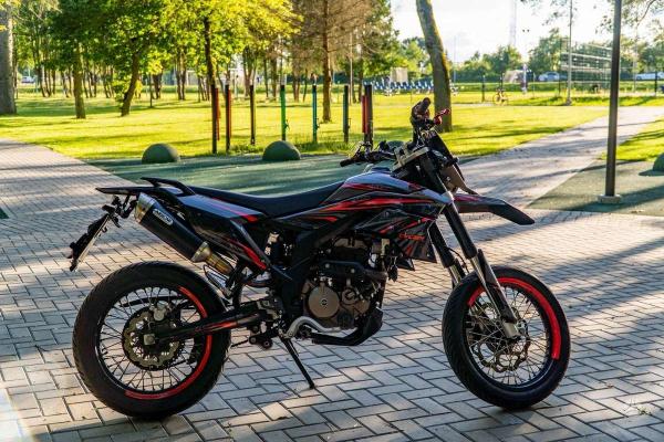 Red Aprilia SX 2021 in Kaunas, with an engine capacity of 0.13 L and mileage of 24 thousand km for 3000 €, photo 3 on AUTOMOTO.COM.LV