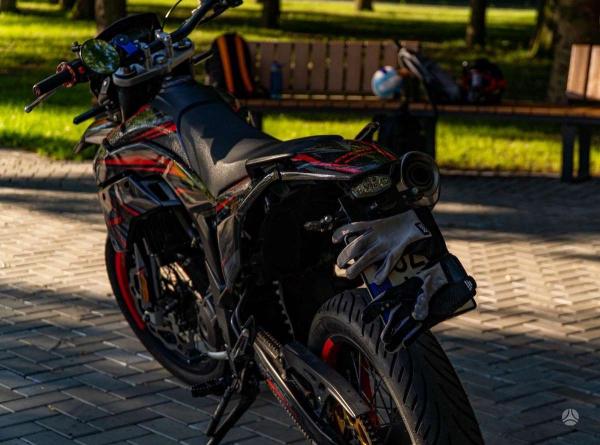 Red Aprilia SX 2021 in Kaunas, with an engine capacity of 0.13 L and mileage of 24 thousand km for 3000 €, photo 4 on AUTOMOTO.COM.LV