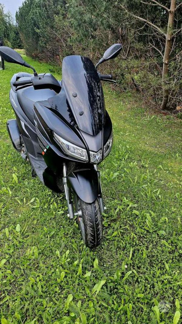 Black Aprilia SXR 2023 in Mazeikiai, with an engine capacity of 0.00 L and mileage of 6 thousand km for 2000 €, photo 2 on AUTOMOTO.COM.LV
