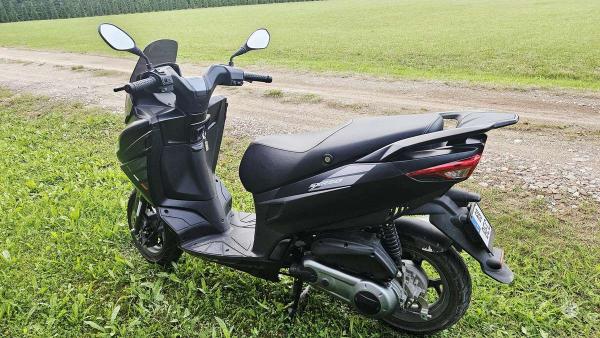 Black Aprilia SXR 2023 in Mazeikiai, with an engine capacity of 0.00 L and mileage of 6 thousand km for 2000 €, photo 3 on AUTOMOTO.COM.LV