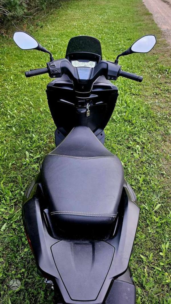 Black Aprilia SXR 2023 in Mazeikiai, with an engine capacity of 0.00 L and mileage of 6 thousand km for 2000 €, photo 4 on AUTOMOTO.COM.LV