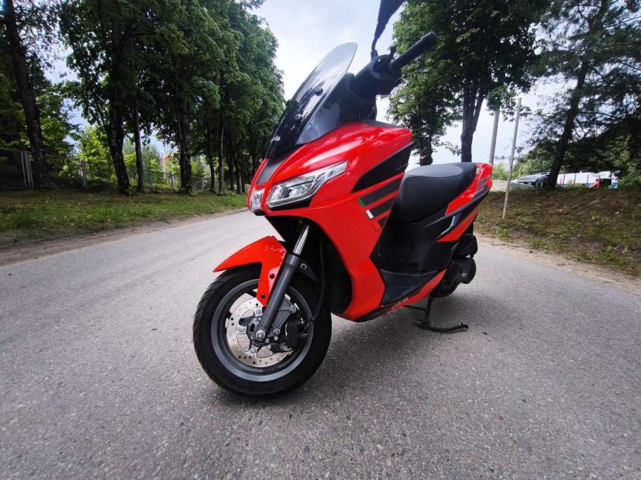 Красный Априлия SXR 2022 в Каунас, объемом двигателя 49.00 л и пробегом 7 тыс. км за 2000 €, фото 1 на AUTOMOTO.COM.LV