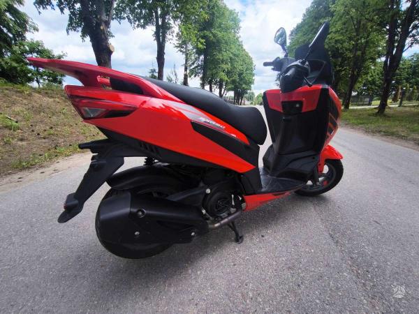 Красный Априлия SXR 2022 в Каунас, объемом двигателя 49.00 л и пробегом 7 тыс. км за 2000 €, фото 2 на AUTOMOTO.COM.LV