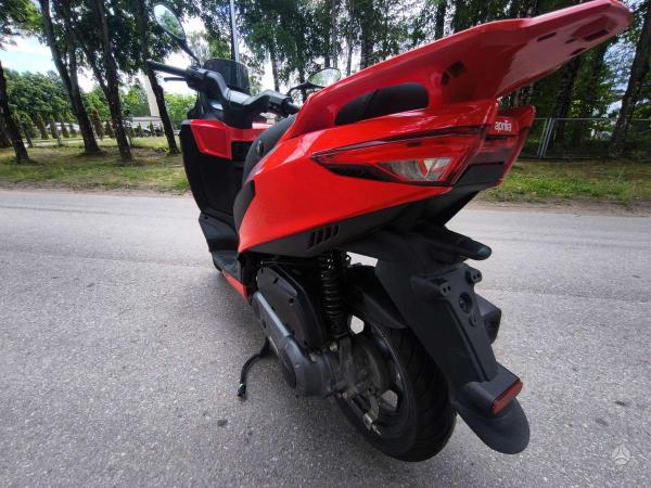 Красный Априлия SXR 2022 в Каунас, объемом двигателя 49.00 л и пробегом 7 тыс. км за 2000 €, фото 3 на AUTOMOTO.COM.LV