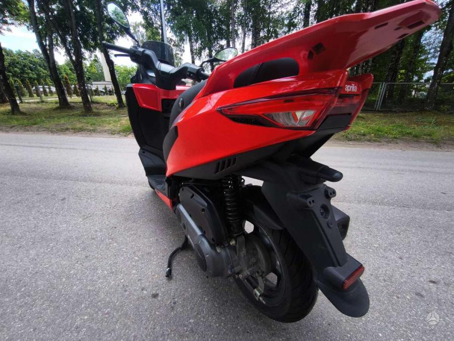 Красный Априлия SXR 2022 в Каунас, объемом двигателя 49.00 л и пробегом 7 тыс. км за 2000 €, фото 4 на AUTOMOTO.COM.LV