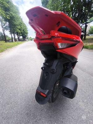 Красный Априлия SXR 2022 в Каунас, объемом двигателя 49.00 л и пробегом 7 тыс. км за 2000 €, фото 5 на AUTOMOTO.COM.LV