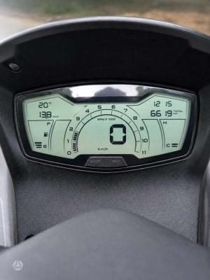 Красный Априлия SXR 2022 в Каунас, объемом двигателя 49.00 л и пробегом 7 тыс. км за 2000 €, фото 6 на AUTOMOTO.COM.LV