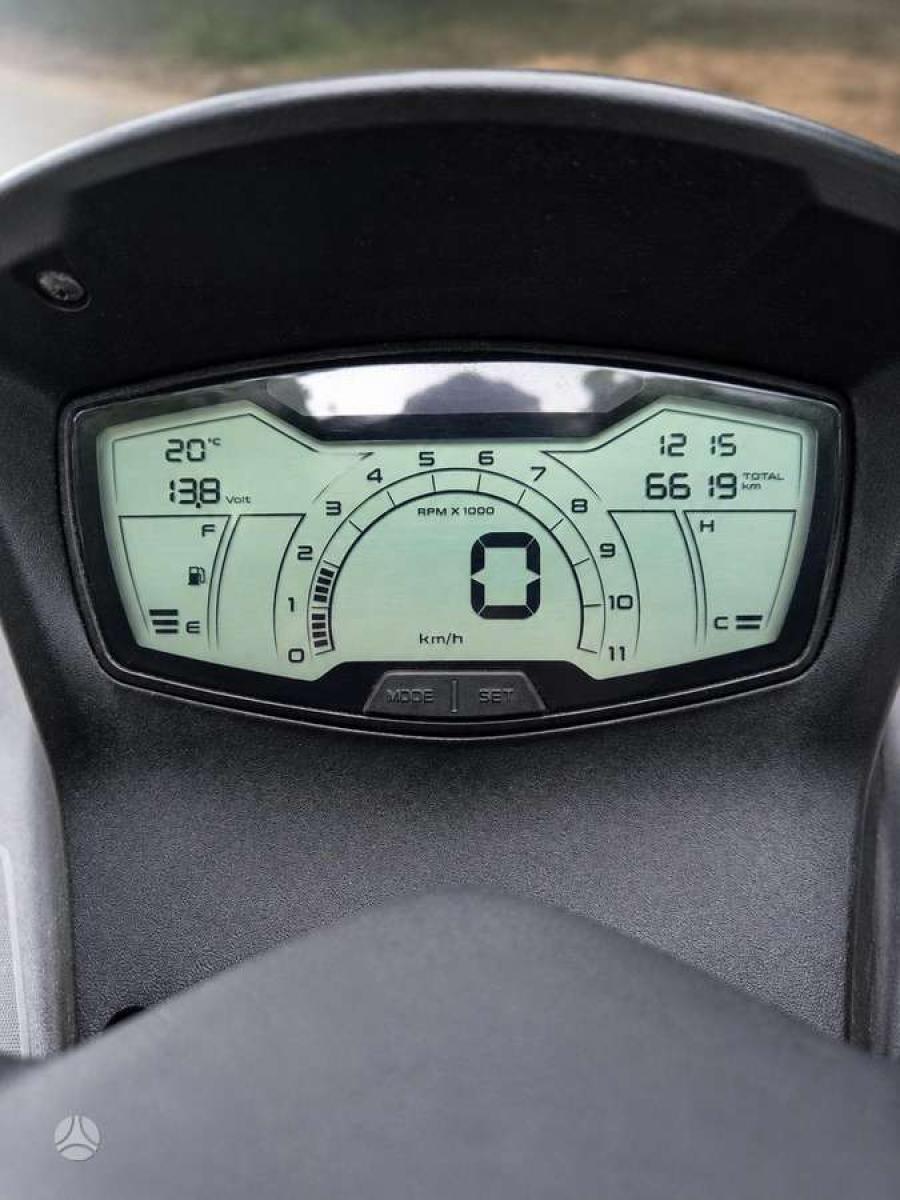 Красный Априлия SXR 2022 в Каунас, объемом двигателя 49.00 л и пробегом 7 тыс. км за 2000 €, фото 6 на AUTOMOTO.COM.LV